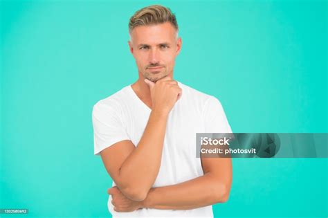 트렌디 한 헤어 스타일을 가진 웃는 남자는 청록색 배경 미용사에 회색 머리와 손질 얼굴을 색칠했다 건강한 생활방식에 대한 스톡 사진 및 기타 이미지 Istock