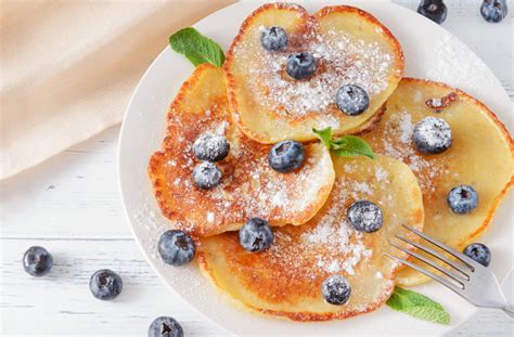 블루베리 가루 설탕 민트가 있는 팬케이크 흰색 배경 상단 뷰의 베이지 색 냅킨 0명에 대한 스톡 사진 및 기타 이미지 0명