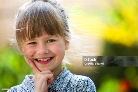 회색 눈과 공정한 머리와 귀여운 예쁜 아이 소녀는 흐린 햇볕이 잘 드는 녹색과 노란색 밝은 보케 배경에 야외 카메라에서 미소 감정에 대한 스톡 사진 및 기타 이미지 Istock