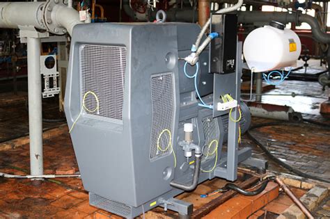 가스를 펌핑하고 비동기 전기 모터 화학 석유 정제 석유 화학 공장의 장비로 압력을 생성하기위한 대형 강력한 산업용 가스 공기 원심 압축기 가솔린에 대한 스톡 사진 및 기타