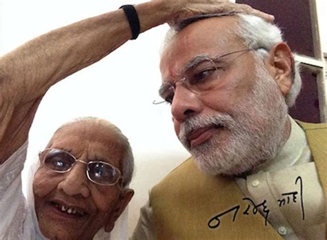 Pm Narendra Modi With His Mother Heeraben Modi 11 Cute Pictures Of