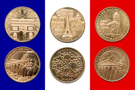 파리 프랑스 파리 동전 관광 명소와 유명 인사가 황금 금속으로 새겨 져 있습니다 개선문 아이펠 타워 몽마르트르 카타콤베 빅토르 위고 판테온 뒤쪽에 프랑스 국기 파리 일 드