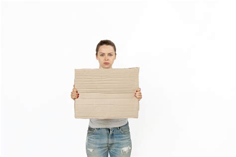 빈 보드로 항의하는 젊은 여성 흰색 스튜디오 배경에 고립 된 서명 피켓 라인에 대한 스톡 사진 및 기타 이미지 피켓 라인