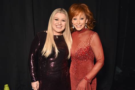 Kelly Clarkson Hid A Creepy Item In Reba Mcentires Home