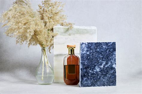 대리석 연단 또는 호박색 Oud와 돌 아름다움 갈대 식물 꽃병 근처 아랍어 동양 향수 제품 프로모션 뷰티 화장품 쇼케이스 0명에 대한 스톡 사진 및 기타 이미지 Istock