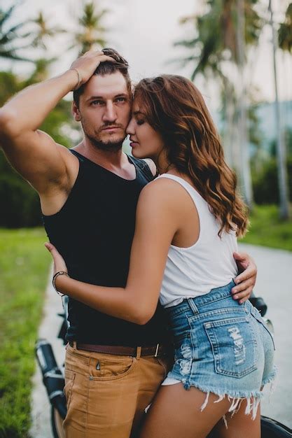 Jovem Casal Apaixonado Na Estrada Foto Grátis