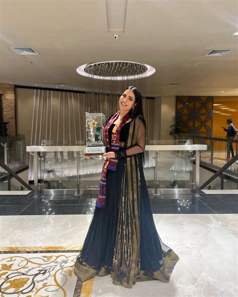 Humaima Malick Wins Pakistan Excellence Award For Best Female Film