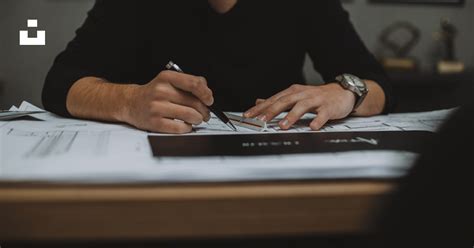 검은 긴 소매 셔츠를 입은 남자 검은 노트북 컴퓨터를 사용하는 사진 Unsplash의 무료 사람 이미지