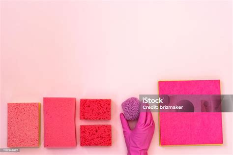 핸드 스크럽 핑크 폴리우레탄 접시 세척 스폰지 근처를 잡고 그들은 누워 파스텔 배경 텍스트에 대 한 빈 공간에 고립 가사 집안일에 대한 스톡 사진 및 기타 이미지 Istock