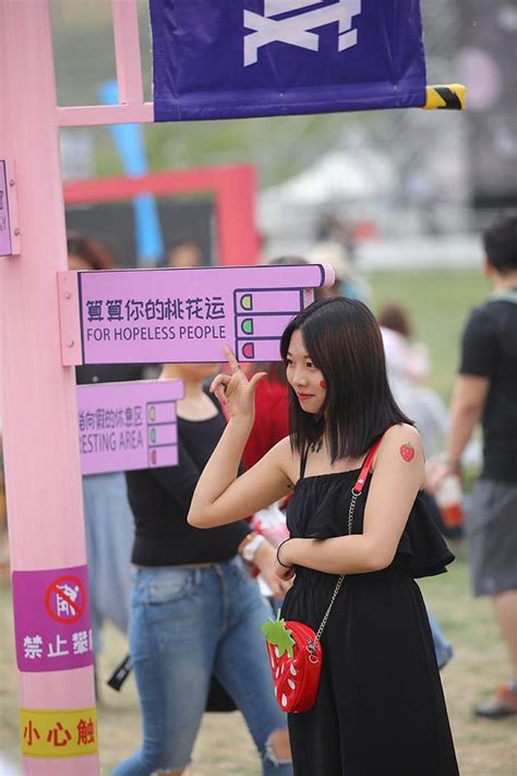 音乐节上的吃喝体验终于升级了今年一座移动大悦城空降草莓现场 每日头条