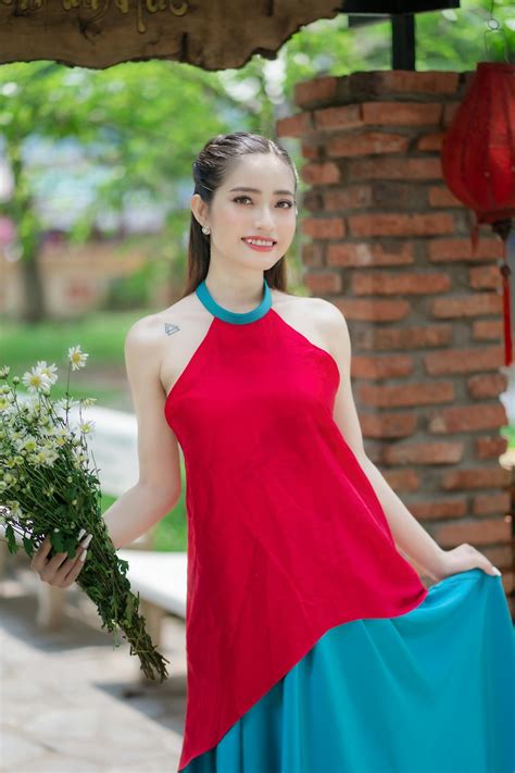 경치 좋은 배경 꽃다발 다채로운 문화 미소 짓는 민소매 드레스 밝은 색 벽돌 벽 부케 블루 드레스 빨간 드레스