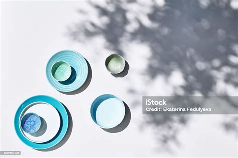 흰색 배경 상단 보기에 파란색 세라믹 그릇과 접시 단단한 그림자가있는 다채로운 세라믹 빈 요리 0명에 대한 스톡 사진 및 기타 이미지 Istock