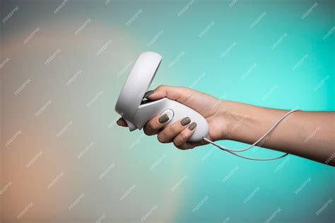 손은 Vr 원격 컨트롤러 차세대 비디오 게임 및 콘솔용 무선 조이스틱을 보유합니다 프리미엄 사진
