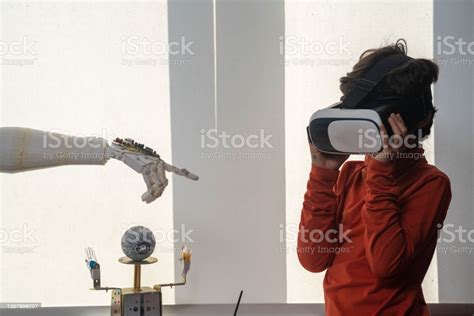 Vr 헤드셋을 사용하고 사이보그와 상호 작용하는 초등학교 여학생의 사진 8 9 살에 대한 스톡 사진 및 기타 이미지 8 9