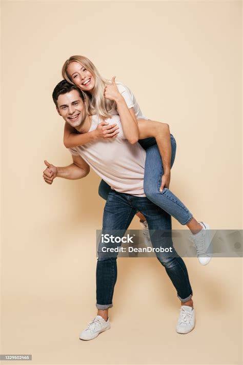 Photo Libre De Droit De Portrait En Pied Dun Jeune Couple Joyeux Banque