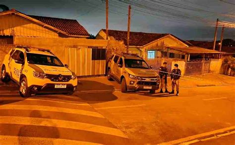 Homem que ameaçava moradores arma morre em confronto PMs no PR