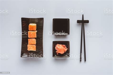 맛 있는 초밥 연어 생강 간장 소스와 젓가락 흰색 절연의 상위 뷰 0명에 대한 스톡 사진 및 기타 이미지 0명 간장 개체