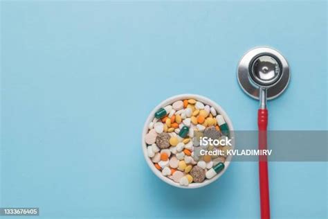 청진기와 청색 배경에 다양한 질병의 치료를위한 의료 준비 텍스트의 공백입니다 플랫 레이 개념에 대한 스톡 사진 및 기타 이미지