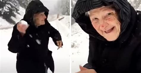 Mamma Di Anni Costringe Il Figlio Ad Accostare Per Giocare Con La Neve