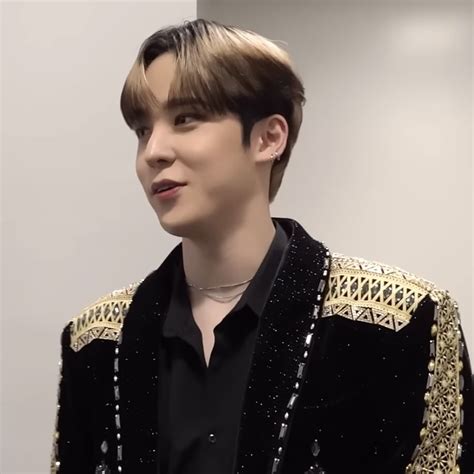 Ateez Yunho Icon Pfp Loglogbook105 In 2023 Living In Korea Icon