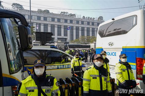 헌재 선고 지연에 각계 ‘파면 촉구국회 시국선언문 묶어 제출