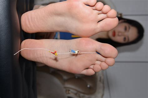 亚洲美足 No016 美女yiyi性感的40码大脚丫（裸足） 微圖坊