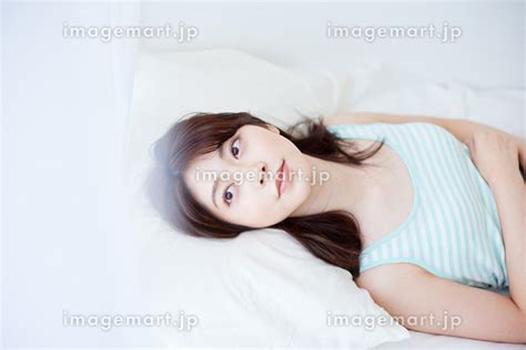 ベッドでくつろぐ日本人女性の写真素材 220125760 イメージマート