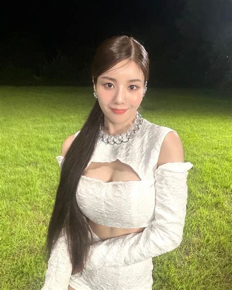 워터밤 여신 권은비 아찔한 노출 화보 볼륨감이 정말 역대급이다 위키트리