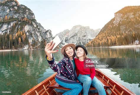 두 행복 한 여자 친구는 이탈리아의 돌로미티 알프스에서 라 디 브라이에 스 호수에서 보트 나 카누 크루즈 투어에 Selfie