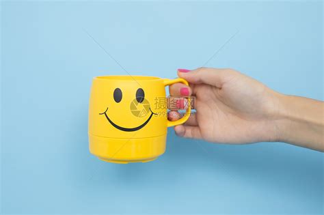 手拿着杯子高清图片下载 正版图片502140471 摄图网