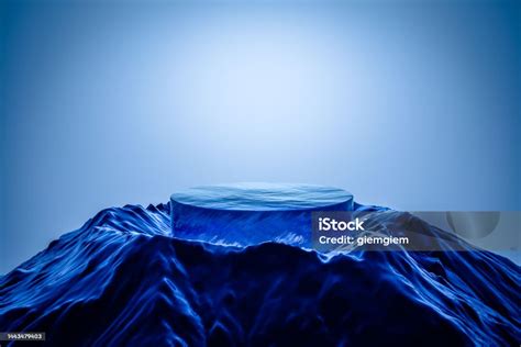 3d 렌더링 Abstact 무대 연단 배경 화산의 파란색 수정 원형 연단 제품 전시를 위한 야간 배경 파란색 빛 모형 및 쇼케이스 강단에 대한 스톡 사진 및 기타 이미지