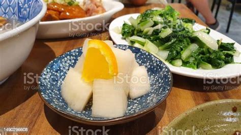 맛있는 맛있는 중국과 대만 음식 튀긴 녹색 채소 두부와 무 대만 레스토랑의 전통 음식 길거리 음식 0명에 대한 스톡 사진 및