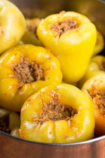 발칸 국내 및 전통적인 주방 다진 고기와 밥을 곁들인 박제 파프리카 요리 준비 가득 찬에 대한 스톡 사진 및 기타 이미지 가득 찬 가루로 빻은 건강한 생활방식