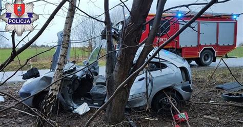 Zrąb Śmiertelny wypadek na DW 843 Nie żyje 56 letnia pasażerka