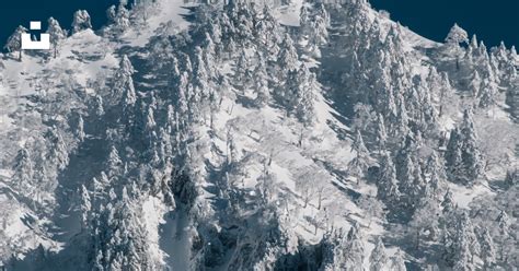 스키 리프트를 배경으로 눈 덮인 산 사진 Unsplash의 무료 배경 이미지