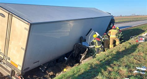 Tragiczny wypadek na autostradzie A Trzy osoby zginęły na miejscu Autostrada A Echo Średzkie