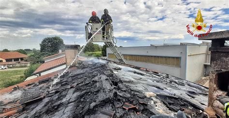 Incendio Dall Impianto Fotovoltaico Al Tetto Domenica Di Lavoro Per I