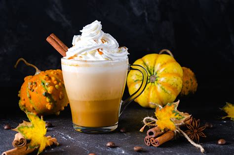 전통적인가 요리입니다 할로윈 추수 감사절 뜨겁고 매운 향기로운 호박 라 떼 위에 휘 핑 크림의 낯 짝 어두운 배경에 쿡 매운 호박 라 떼에 대 한 재료 가을에 대한 스톡