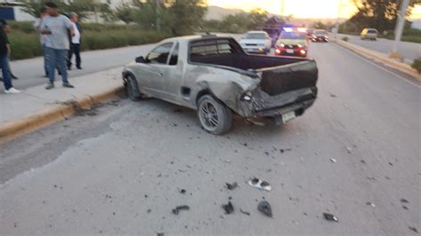 Conductor impacta su vehículo último modelo contra un auto averiado en ciudad Lerdo