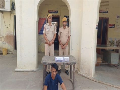 A Young Man Carrying An Illegal Pistol Was Arrested अवैध पिस्टल लेकर