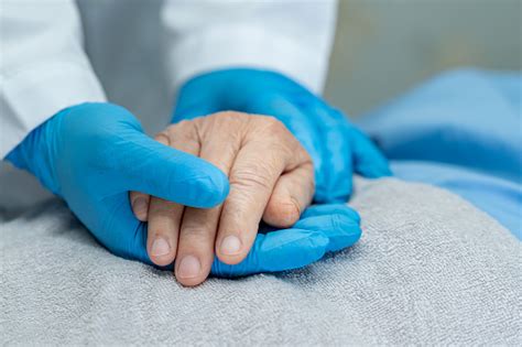 간호병원 병동에서 사랑 배려 도움 격려 공감을 가진 아시아 노인 또는 노인 여성 환자를 만지는 손 들고 의사 건강한 강한 의료