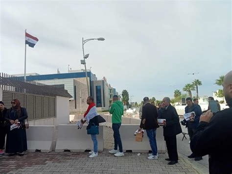 الانتخابات الرئاسية المصريون بتونس يتوافدون على لجان التصويت بمقر