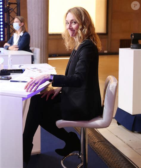 Quand J Arrive Au Bureau Laurie Delhostal Atteinte D Un Cancer