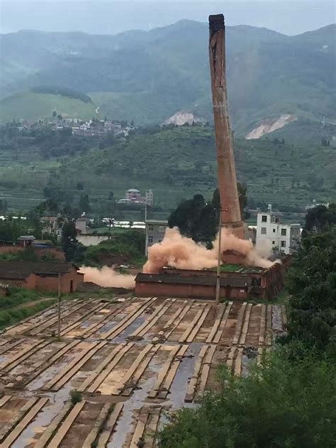 富民县勤劳二砖厂烟囱拆除爆破 成功案例 云南齐安爆破工程有限公司
