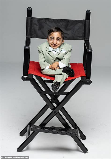 2ft 1in Iranian 20 Is Crowned Worlds Shortest Man Daily Mail Online