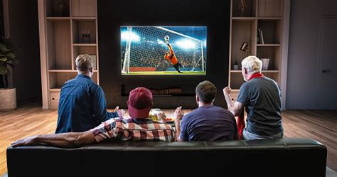 팬 들의 그룹 축구 순간 Tv와 거실에서 소파에 앉아 목표 축 하에 보고 있다 관중에 대한 스톡 사진 및 기타 이미지 관중