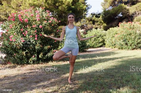 아침 공원에서 요가를 하는 예쁜 여자 건강한 라이프 스타일 야외 개념 스포츠 가냘픈에 대한 스톡 사진 및 기타 이미지 가냘픈 건강한 생활방식 균형 Istock