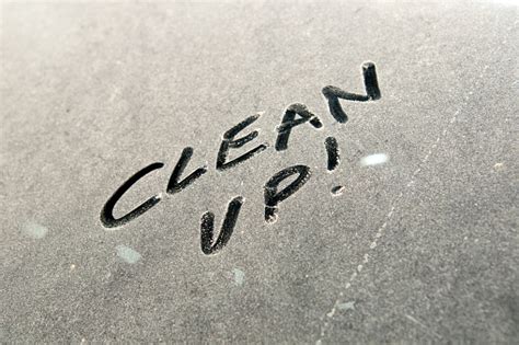 자동차를 자동차와 비문 클린의 더러운 뒷 창에 단어를 먼지 거울의 전면 및 측면 보기입니다 나 자동차 워시 필기 된 텍스트 닫습니다 개념에 대한 스톡 사진 및 기타 이미지