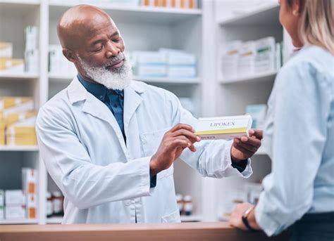 Consultar Medicina Y Farmacia Con Un Hombre Negro Y Un Cliente Para