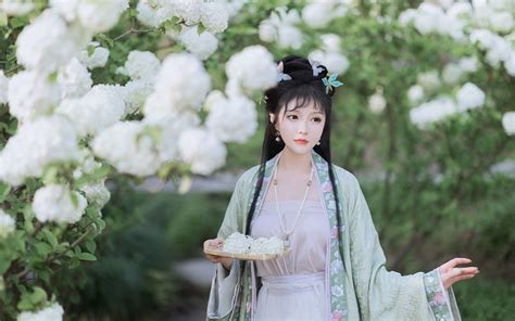 壁紙 美しい中国の女の子、レトロなスタイル、白い花が咲く 5120x2880 Uhd 5k 無料のデスクトップの背景 画像